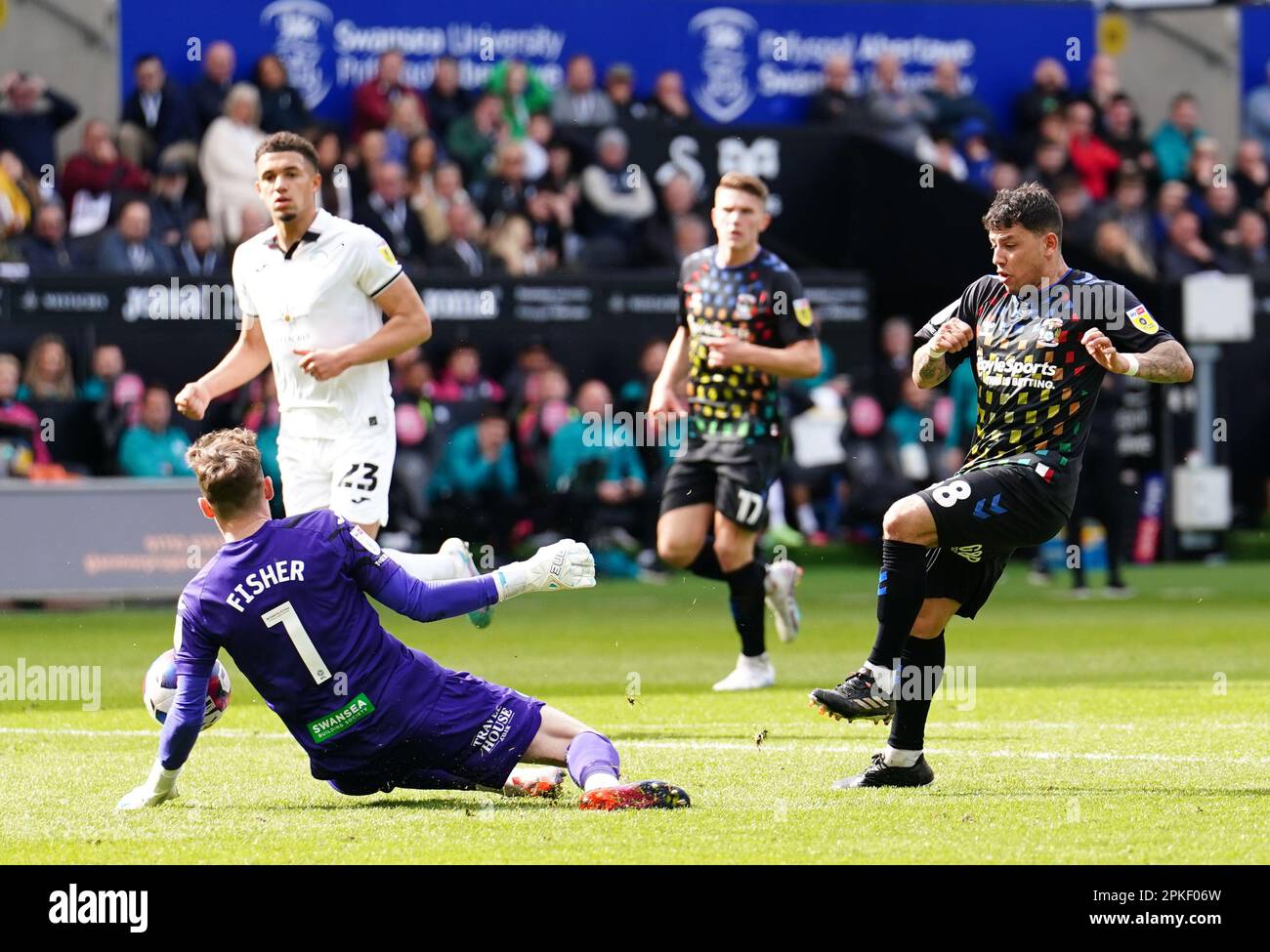 Andy Fisher, Torwart in Swansea City, rettet einen Schuss vom Gustavo ...
