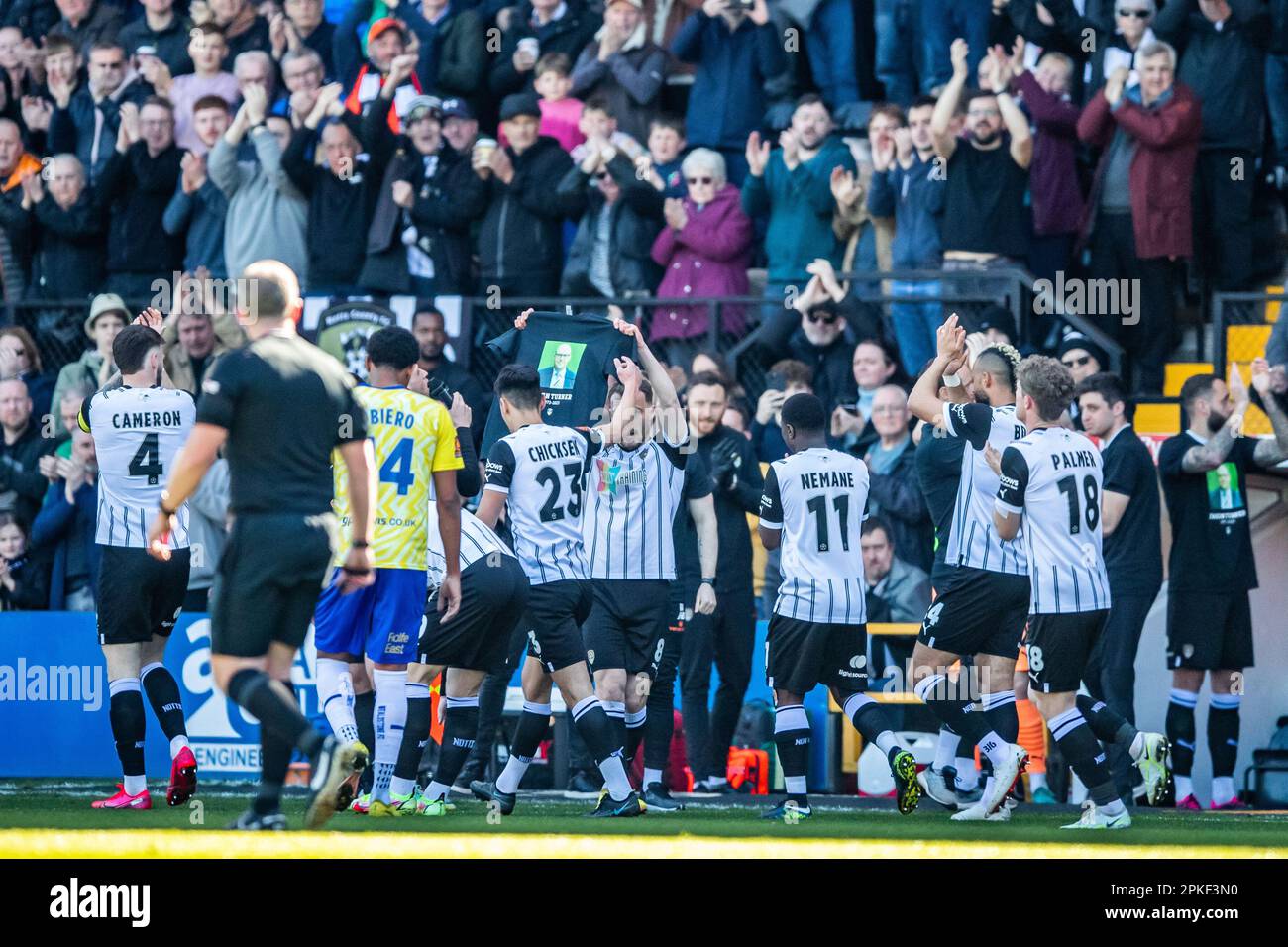 Sam Austin #8 aus Notts County feiert das Leben des kürzlich ...