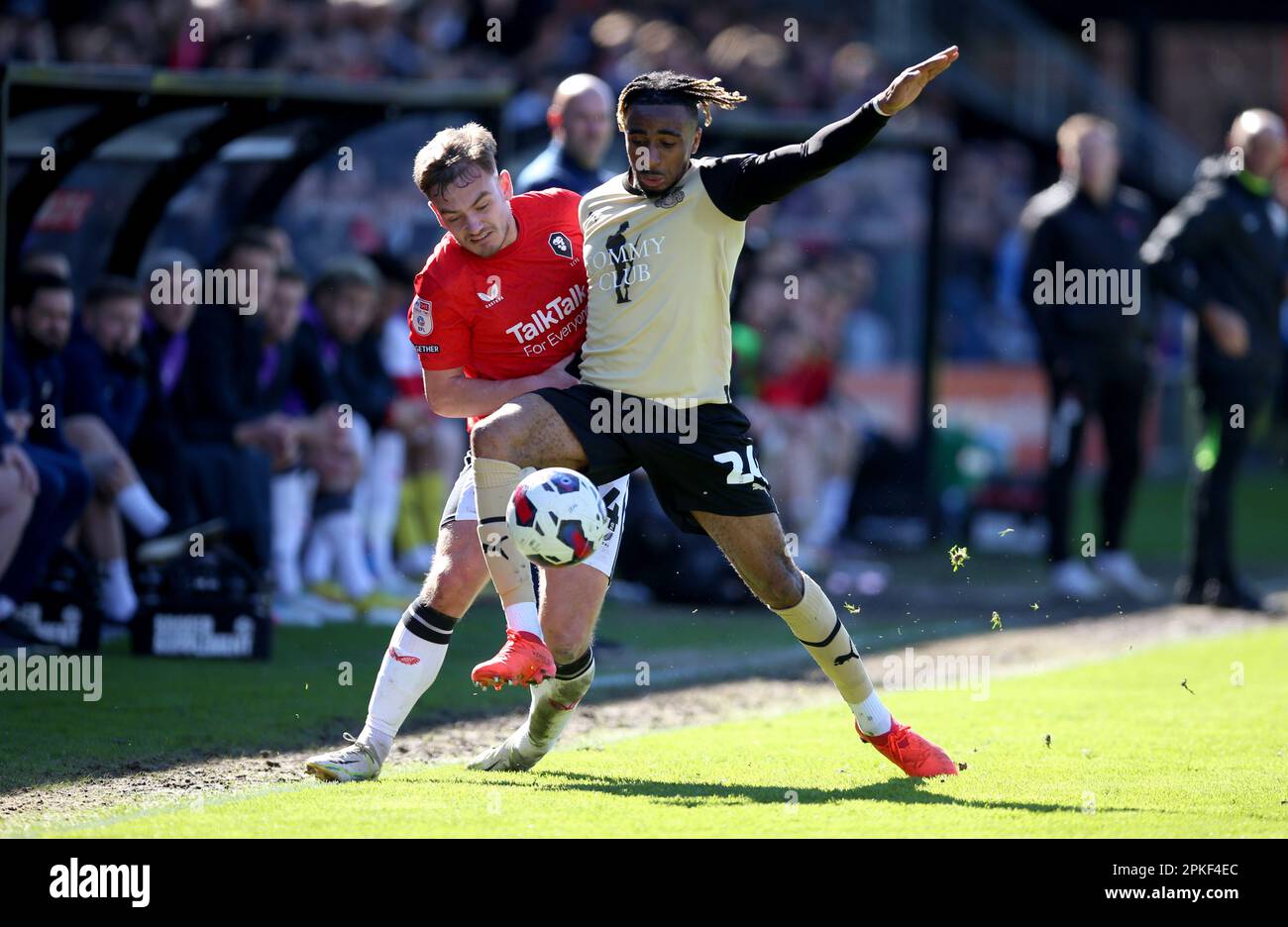 Luke Bolton von Salford City kämpft mit Jayden Sweeney von Leyton ...