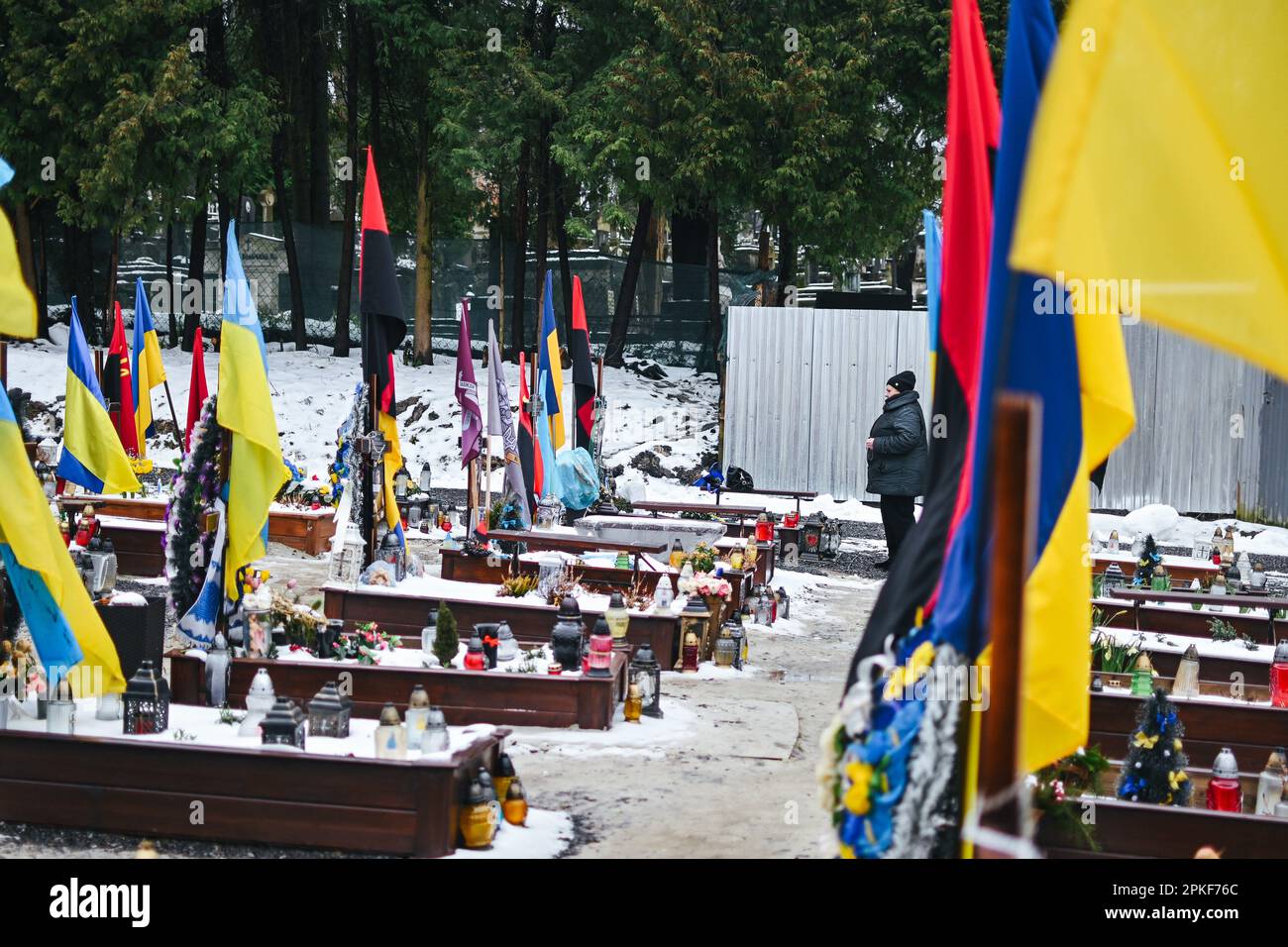 7. April 2023, Lemberg, Region Lemberg, Ukraine: Eine Frau erinnert sich an ein Grab. Auf dem ...