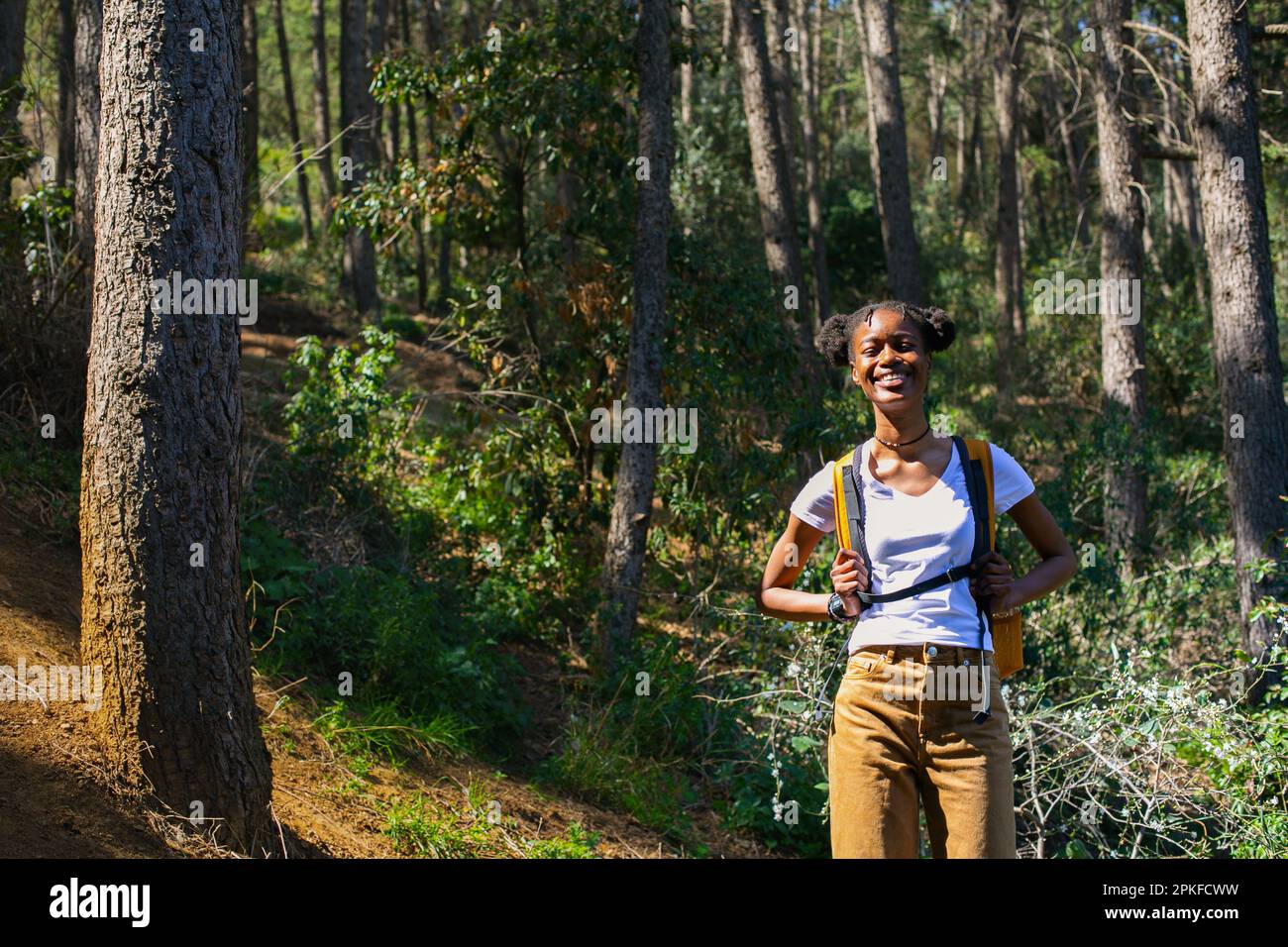 Mädchen im wald spazieren -Fotos und -Bildmaterial in hoher Auflösung – Alamy