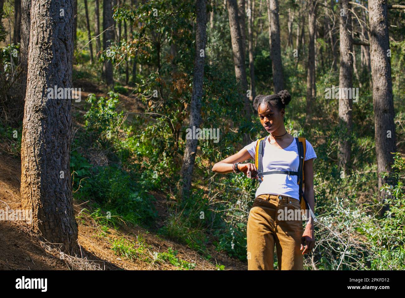 Mädchen im wald spazieren -Fotos und -Bildmaterial in hoher Auflösung - Seite 3 - Alamy