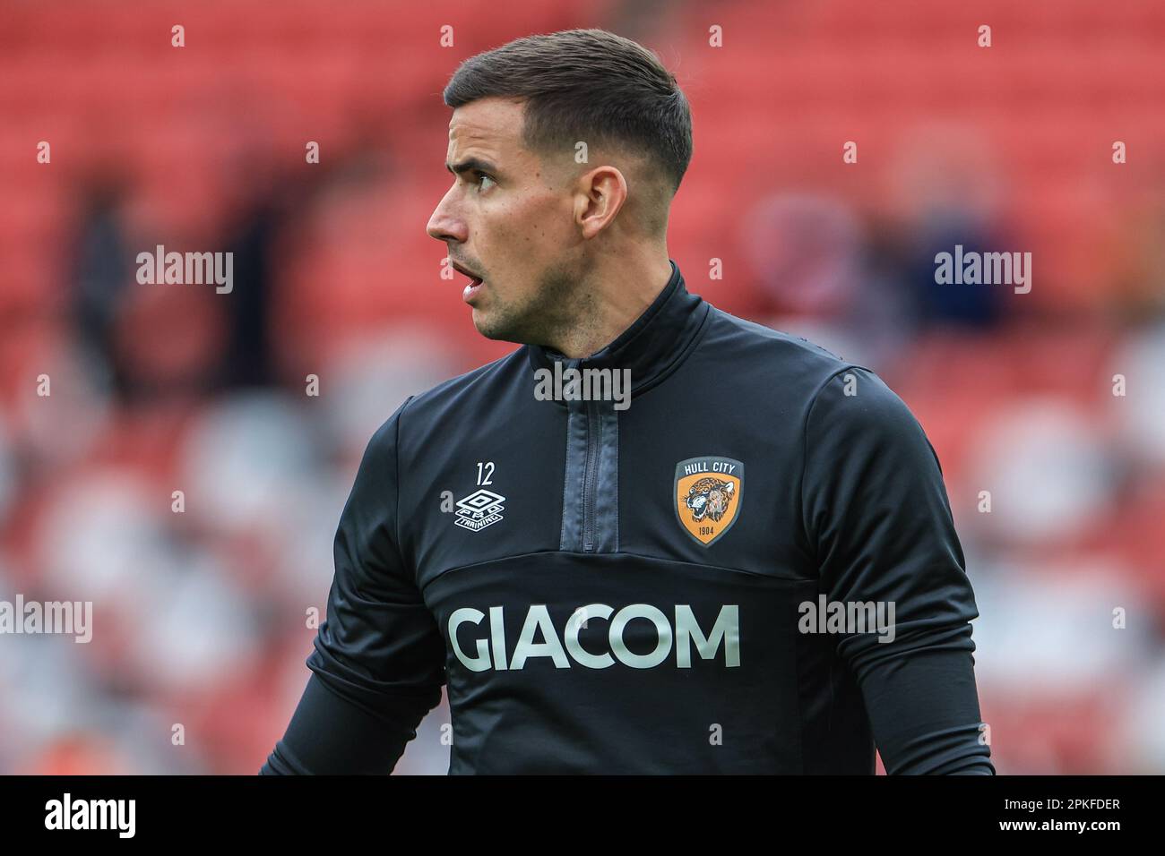 Karl Darlow #12 of Hull City in der Aufwärmsitzung vor dem Spiel ...
