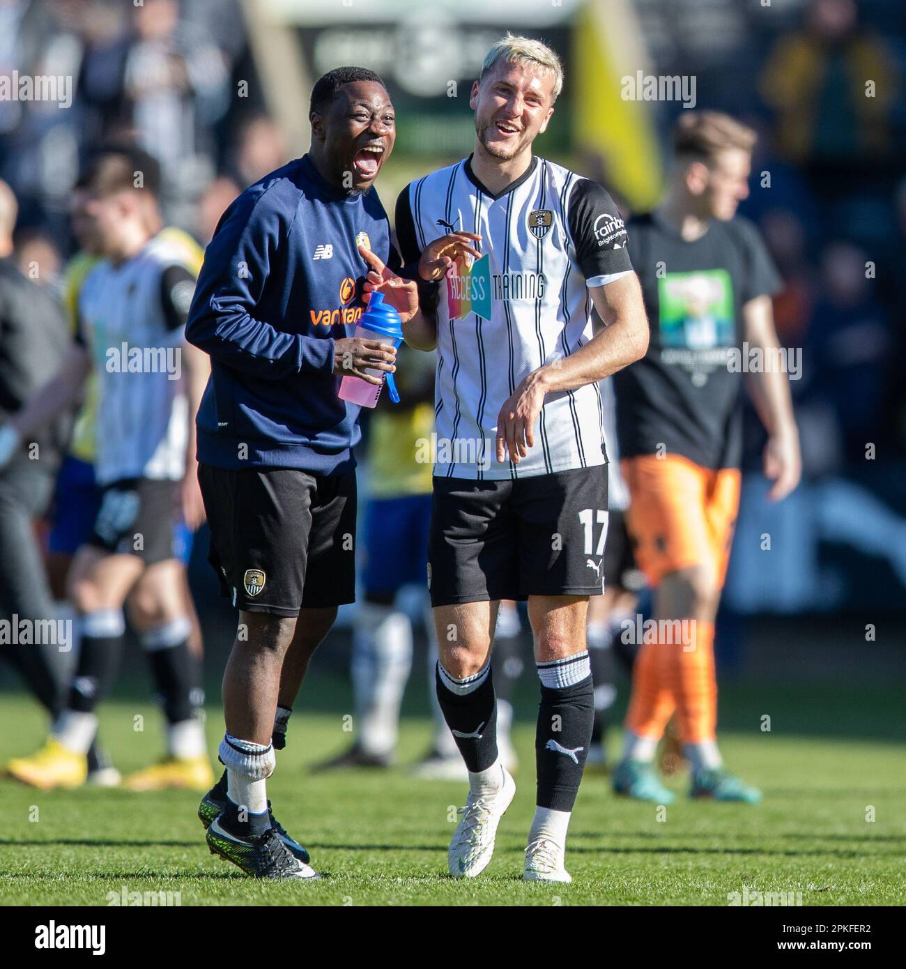 Aaron Nemane #11 aus Notts County und Frank Vincent #17 aus Notts ...