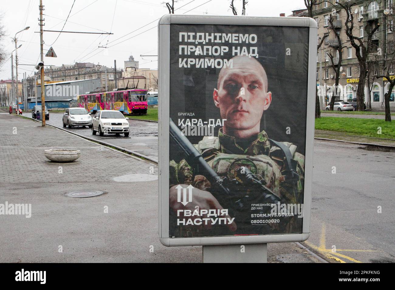 DNIPRO, UKRAINE - 07. APRIL 2023 - Ein Plakat, auf dem Menschen aufgefordert werden, sich den ...