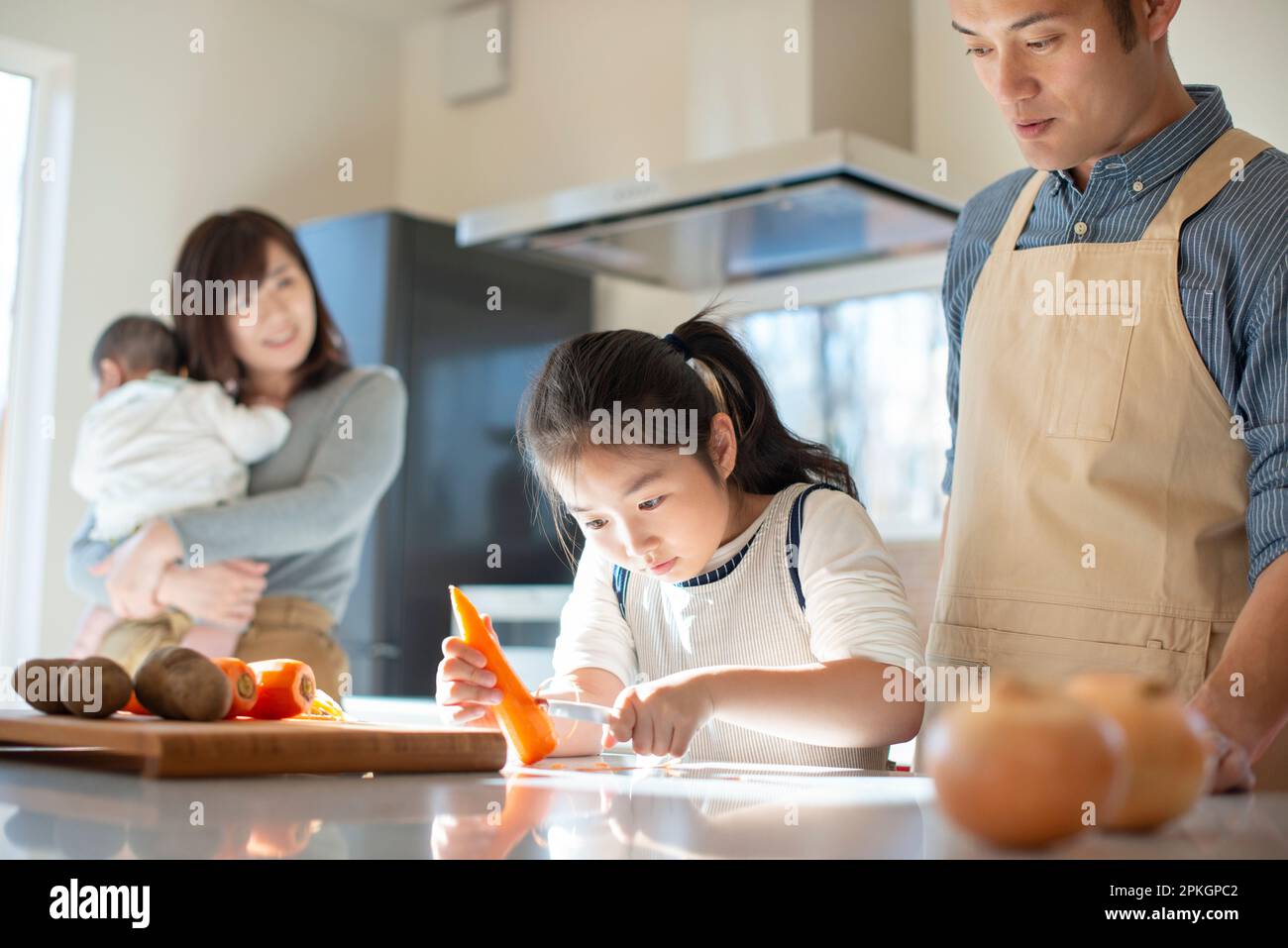 Frau kinder küche ernst -Fotos und -Bildmaterial in hoher Auflösung – Alamy