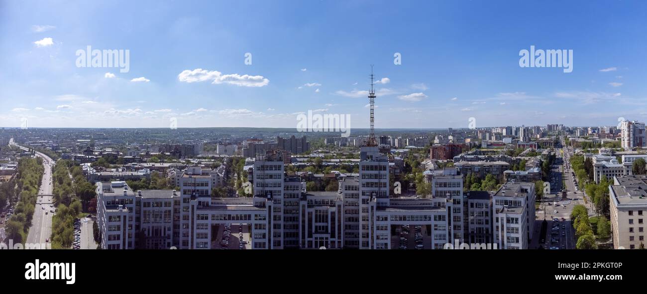 Panoramablick über das Derzhprom-Gebäude und die Straßen mit blauem ...