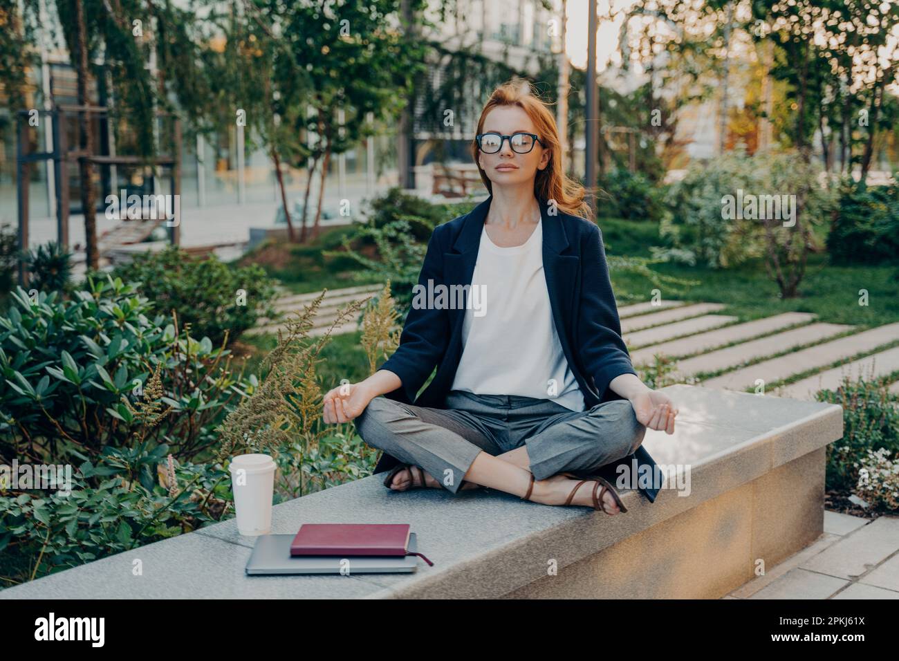 Stressfreie Pause und lange Arbeitszeiten. Entspannte junge Rothaarige ...