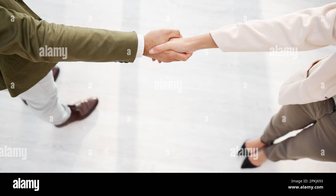Geschäftsleute, Handschlag und Partnerschaft bei der Besprechung oben ...
