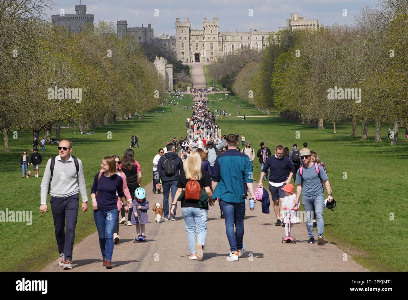 Menschen gehen den langen Weg entlang in Windsor, Berkshire. Foto ...