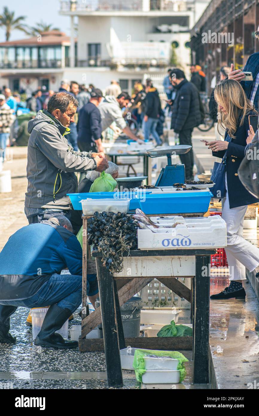 Einheimische Fischer, die an den Verkaufsständen frischen Fisch ...
