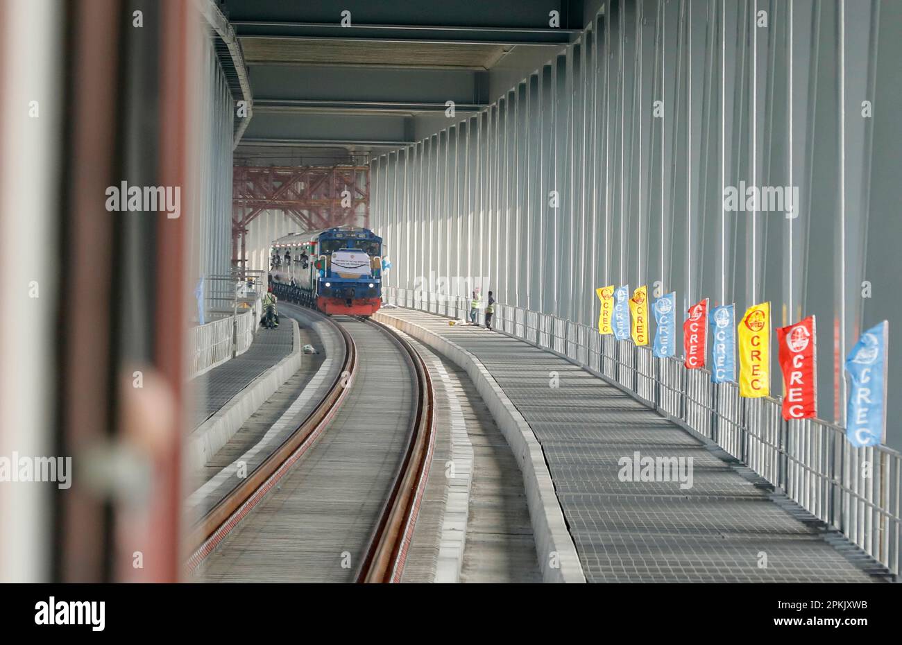 Munshiganj, Bangladesch - 04. April 2023: Die Eisenbahn von Bangladesch fuhr den Zug nach harter ...