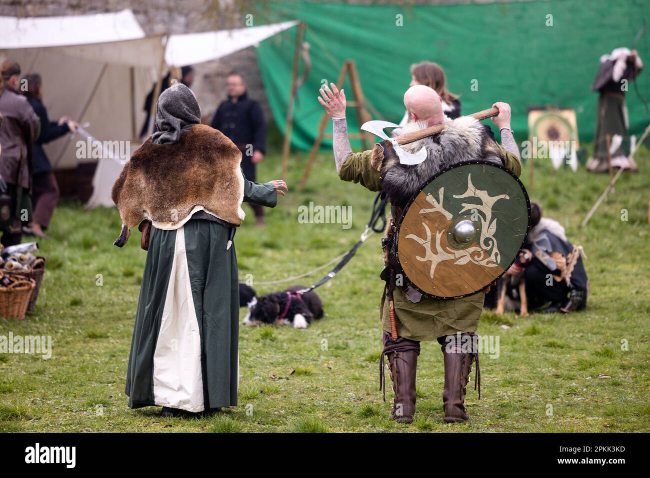 Kranichfeld, Deutschland. 08. April 2023. Besucher und Schauspieler ...