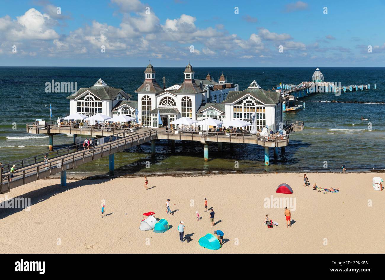 Pier und Liegestühle am Strand von Sellin, Insel Ruegen, Ostsee ...