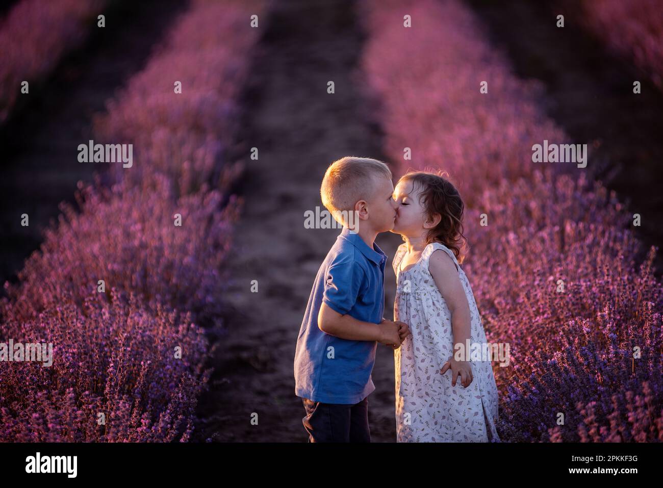 Nahaufnahme eines kleinen Jungen, der ein Mädchen auf der Wange küsst ...