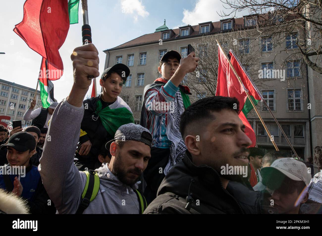 Heute, am 8. April 2023, versammelten sich in Berlin Demonstranten im ...