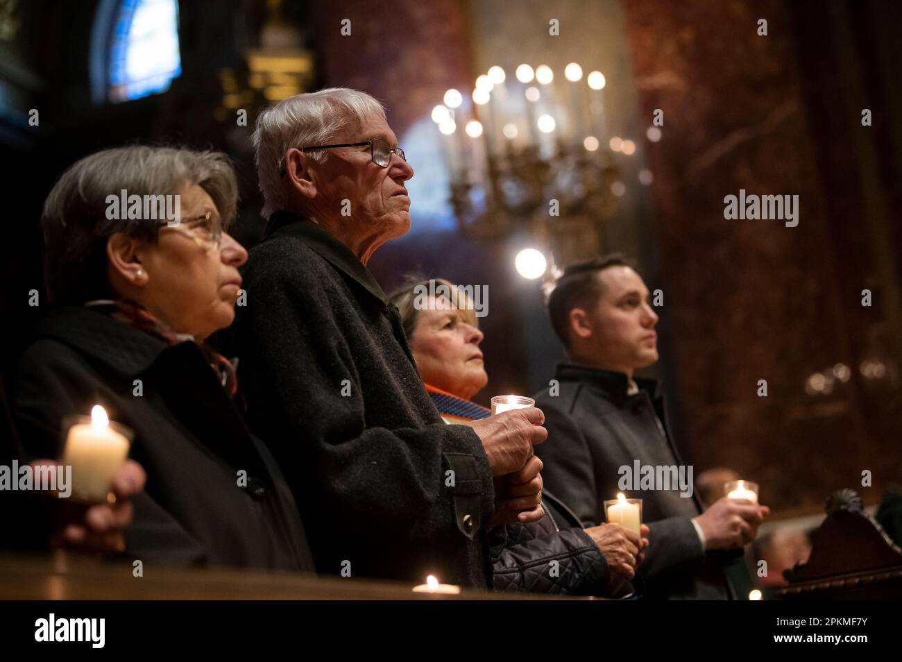 Christians gathered at the St Stephen's Basilica of Budapest for Easter ...