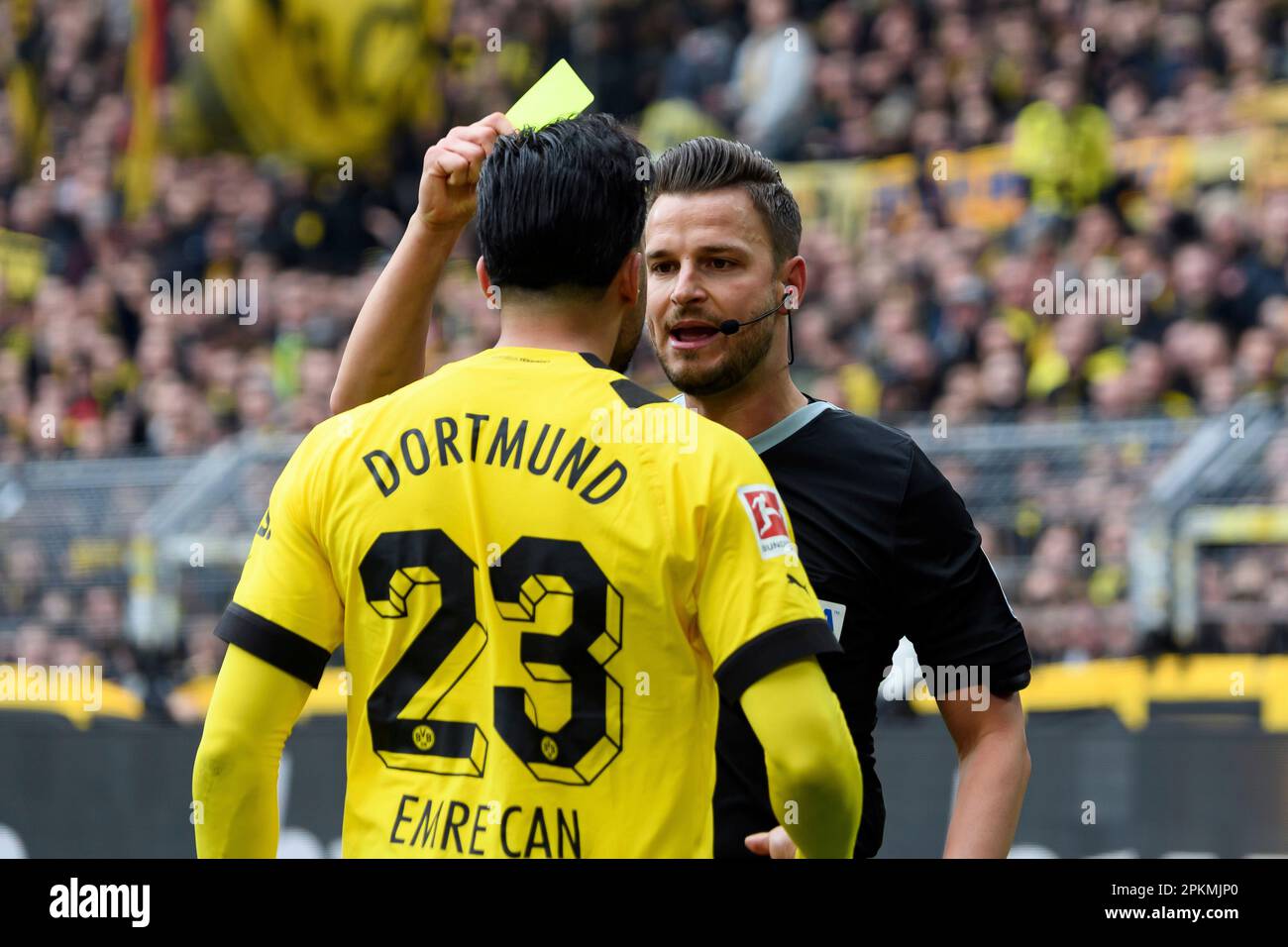 Schiedsrichter Daniel SCHLAGER zeigt Emre CAN (DO) die gelbe Karte ...
