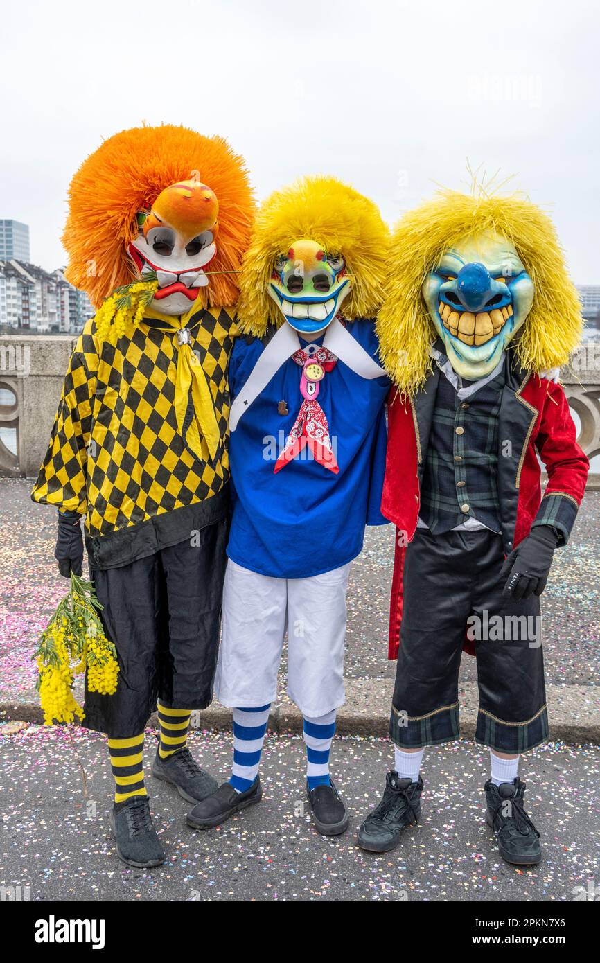 Waggis-Maskenkostüm-Walking bei der Parade auf dem Basler Fasnacht ...