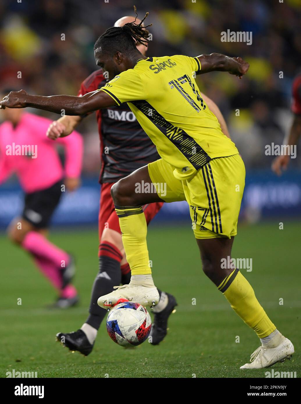 8. April 2023: Nashville SC Forward C.J. Sapong (17) dribbelt während ...