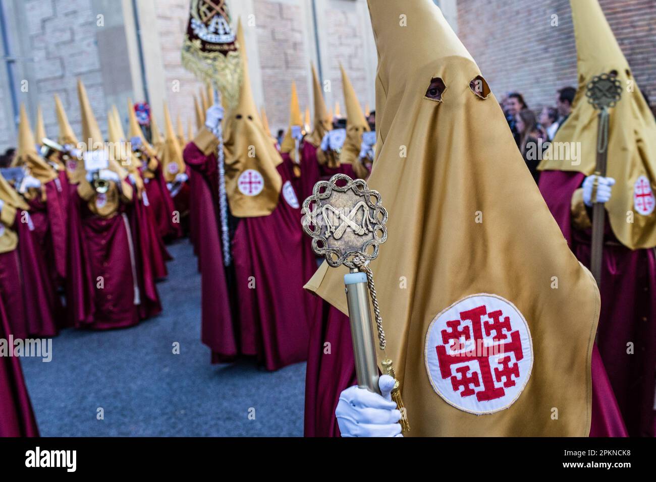Pamplona, Spanien. 06. April 2023. Ein Mitglied der Bruderschaft der Flagellation Jesu hält ...