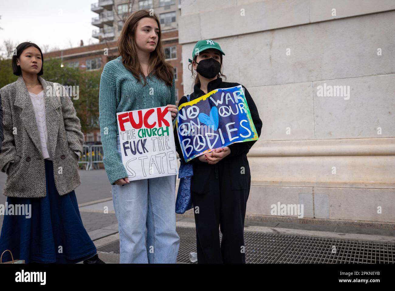 NEW YORK, NEW YORK - APRIL 08: Pro-Choice-Aktivisten halten Schilder ...