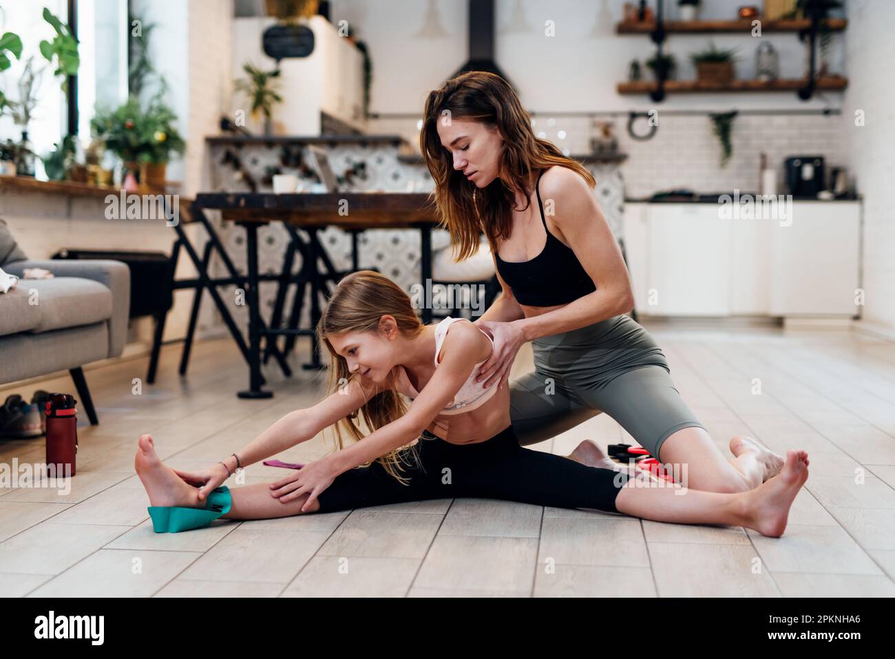 Beine breit mädchen -Fotos und -Bildmaterial in hoher Auflösung – Alamy