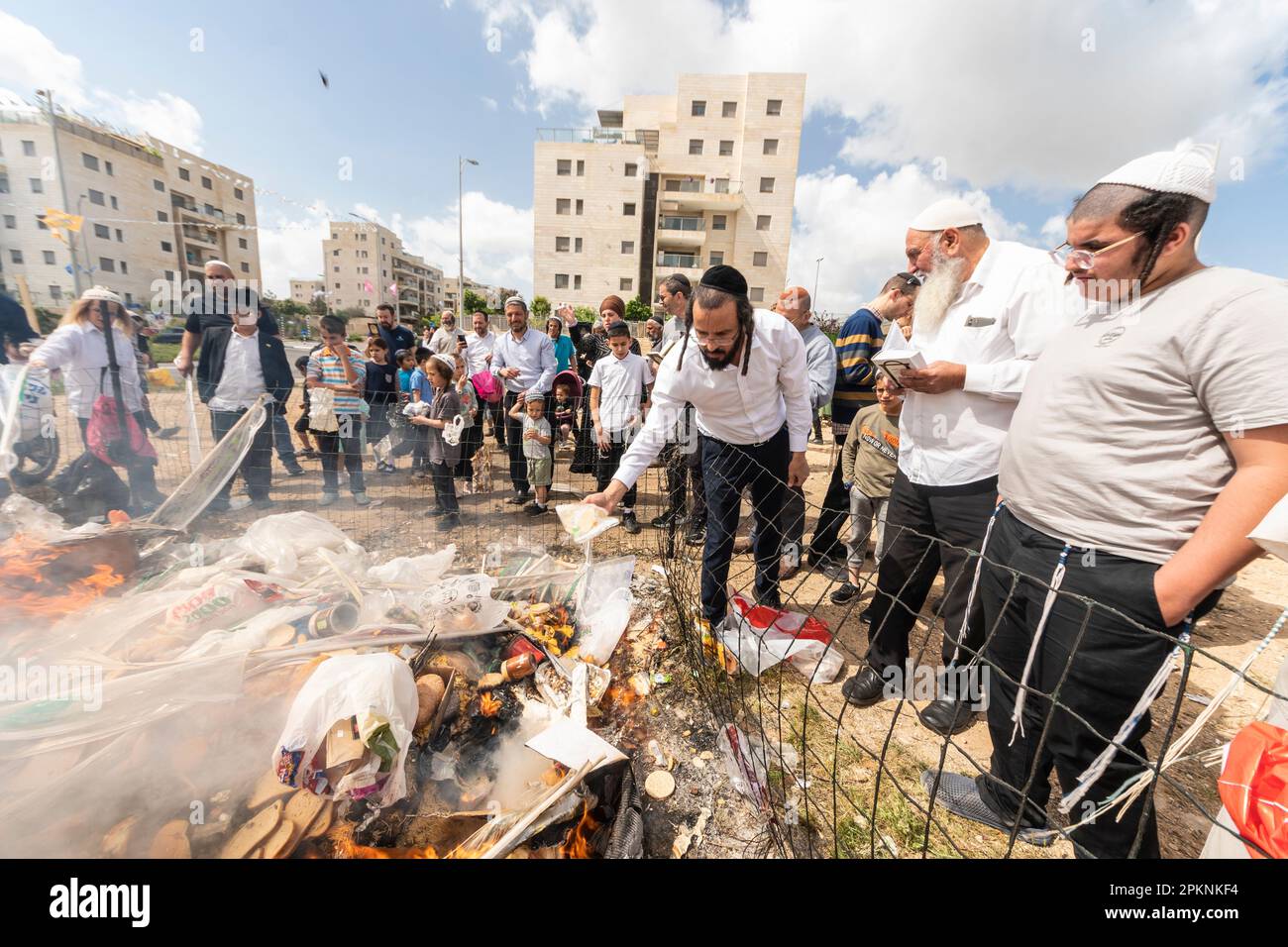 Harish, Israel. Jüdische Verbrennung von Brot, Weizen und Mehlprodukten ...