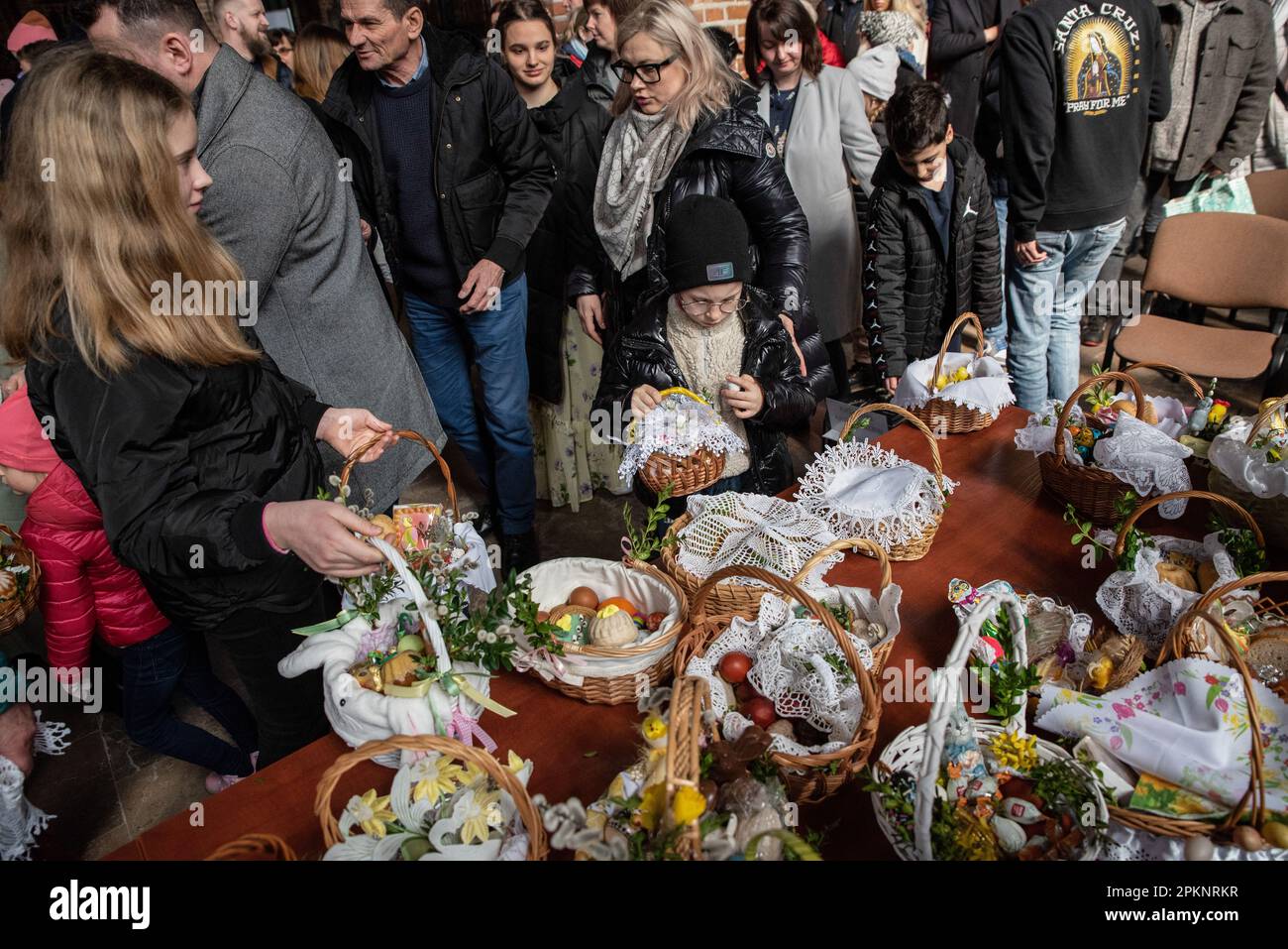 Danzig, Polen. 08. April 2023. Menschen bringen Esskörbe mit, um in der ...