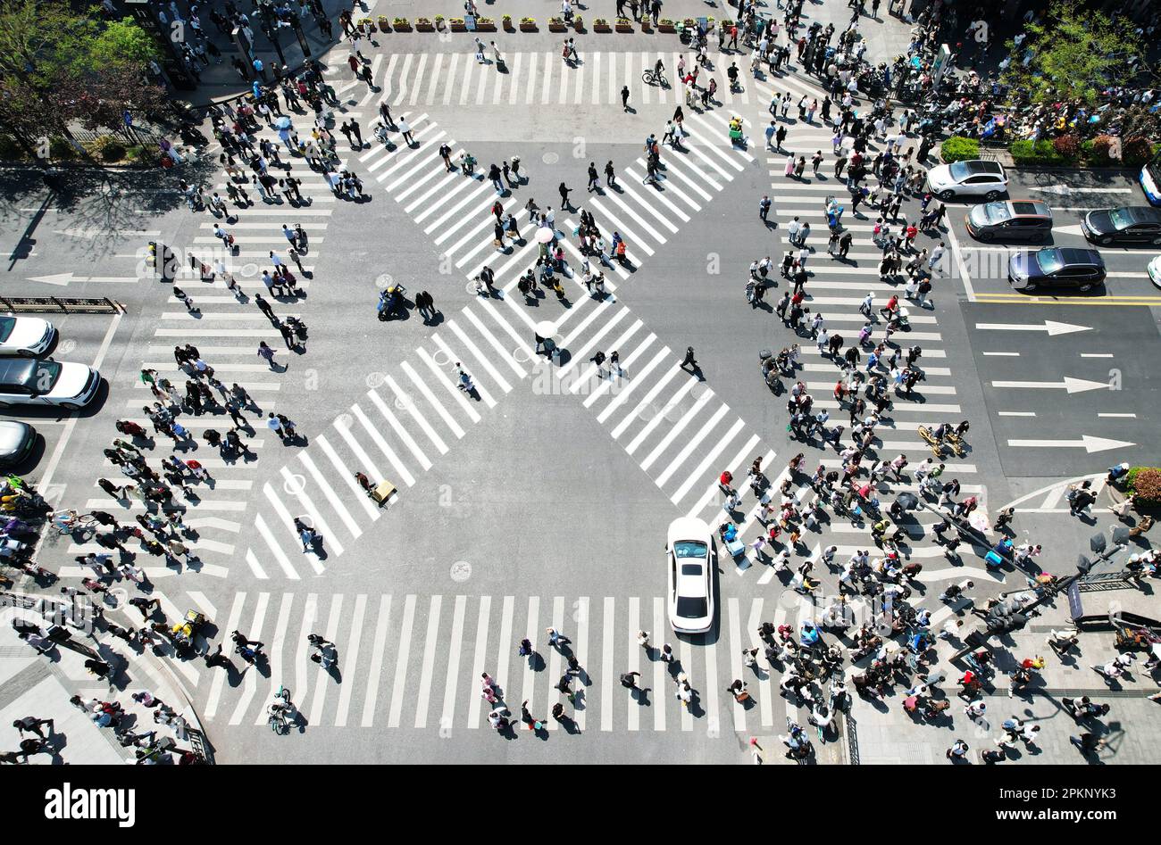 HANGZHOU, CHINA - 9. APRIL 2023 - Bürger gehen über eine X-förmige ...