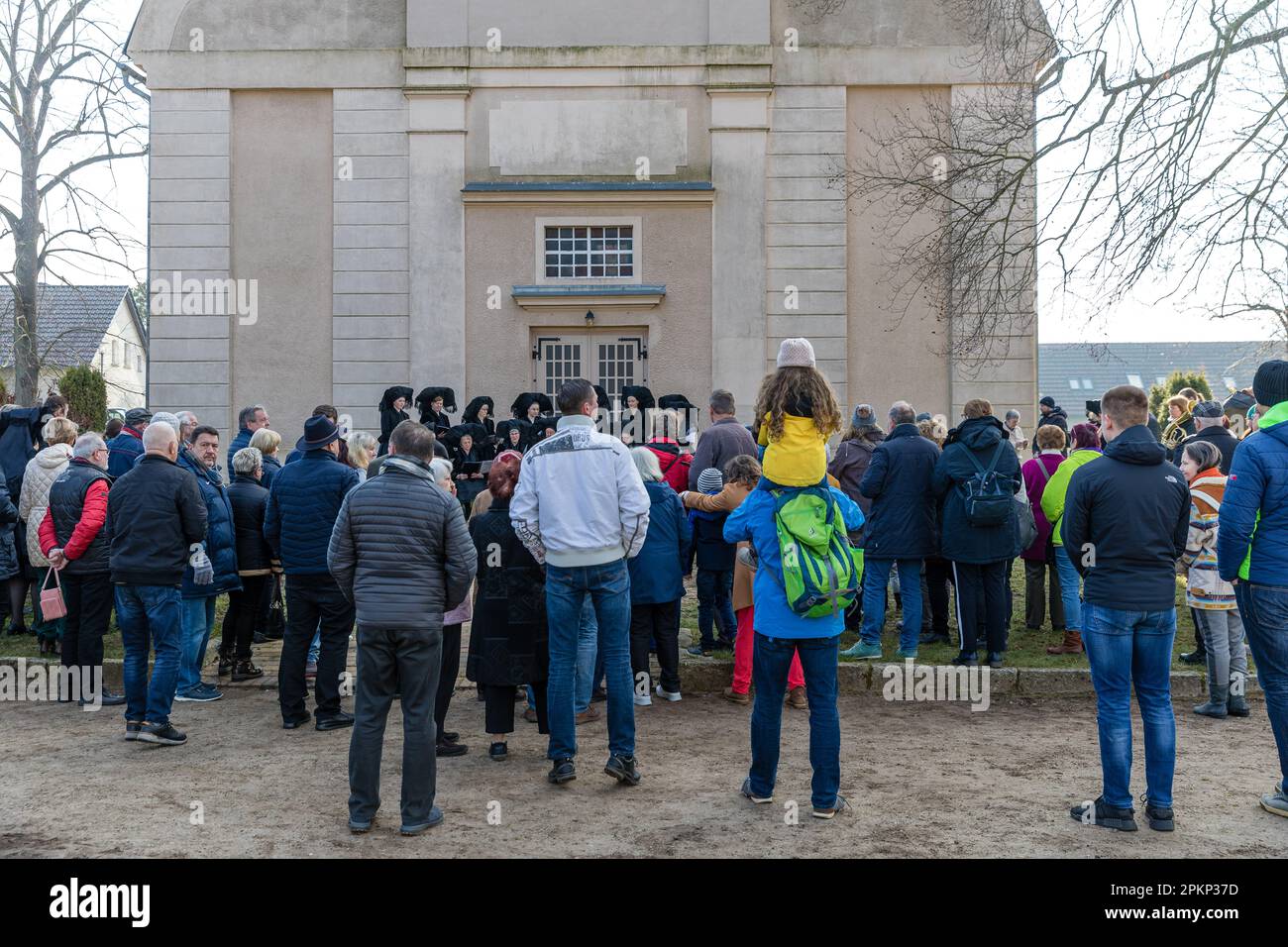 09. April 2023, Brandenburg, Burg (Spreewald): Besucher beobachten, wie ...