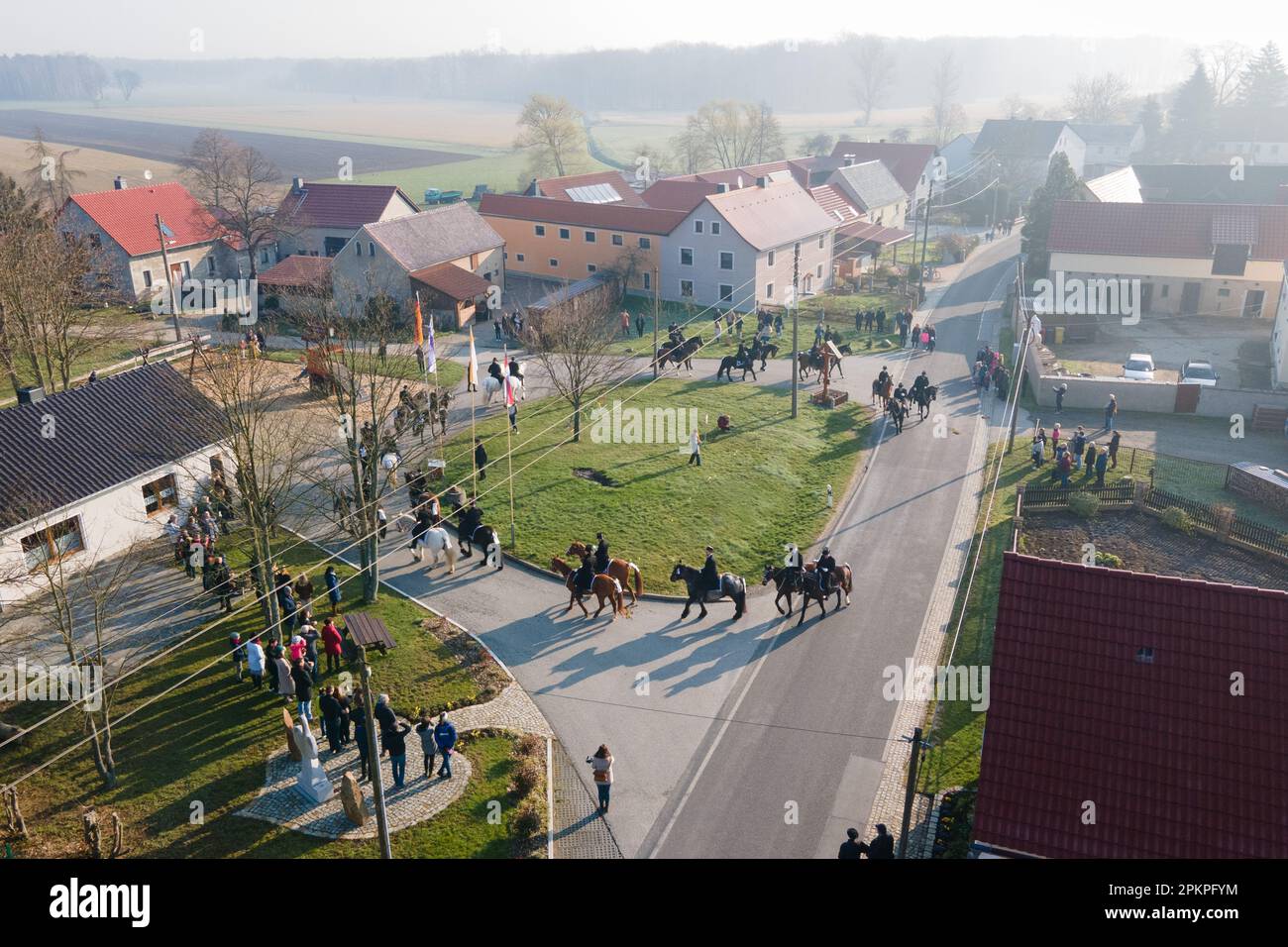 09. April 2023, Sachsen, Caßlau: Die traditionell gekleideten ...
