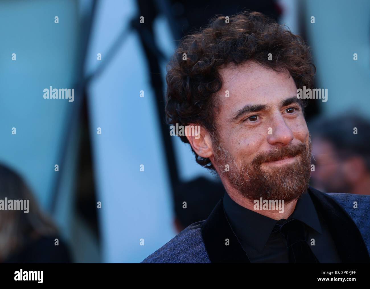 VENEDIG, ITALIEN - SEPTEMBER 06: Elio Germano besucht den roten Teppich ...