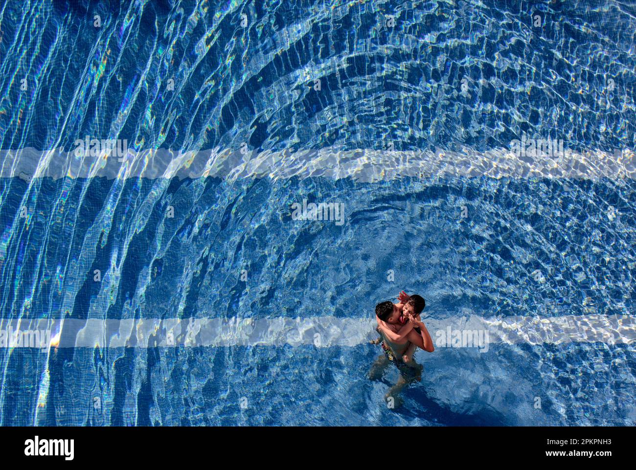 Bruder und schwester spielen im pool -Fotos und -Bildmaterial in hoher ...