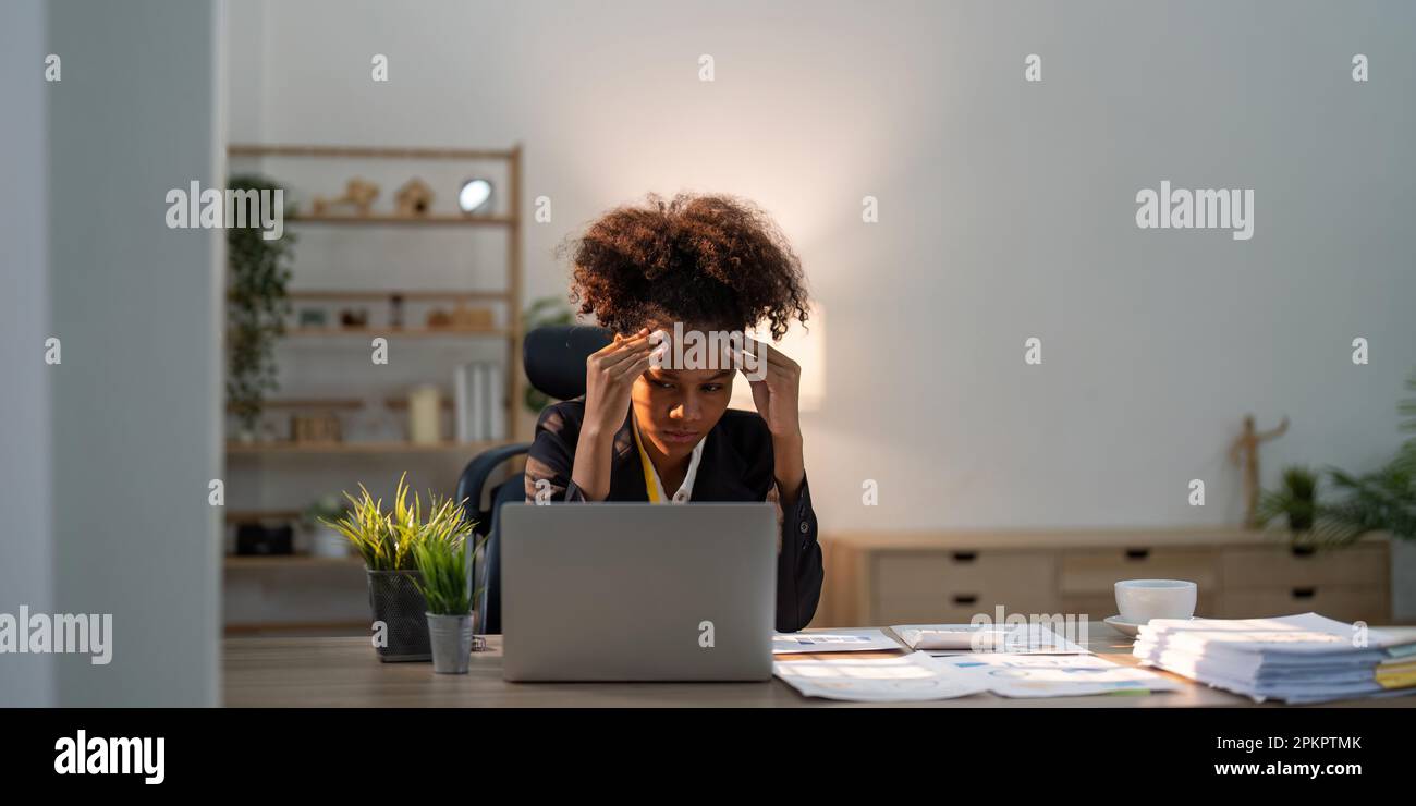 Stress, Angst und Burn-out bei einer schwarzen Geschäftsfrau, die bei ...