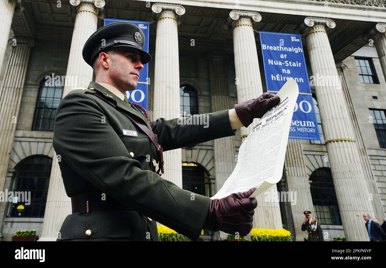 Captain Austin Doyle mit der Unabhängigkeitserklärung nach einer ...