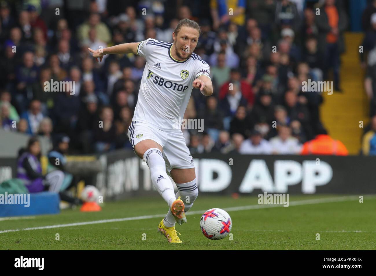 Luke Ayling #2 von Leeds United gewinnt den Ball während des Premier ...