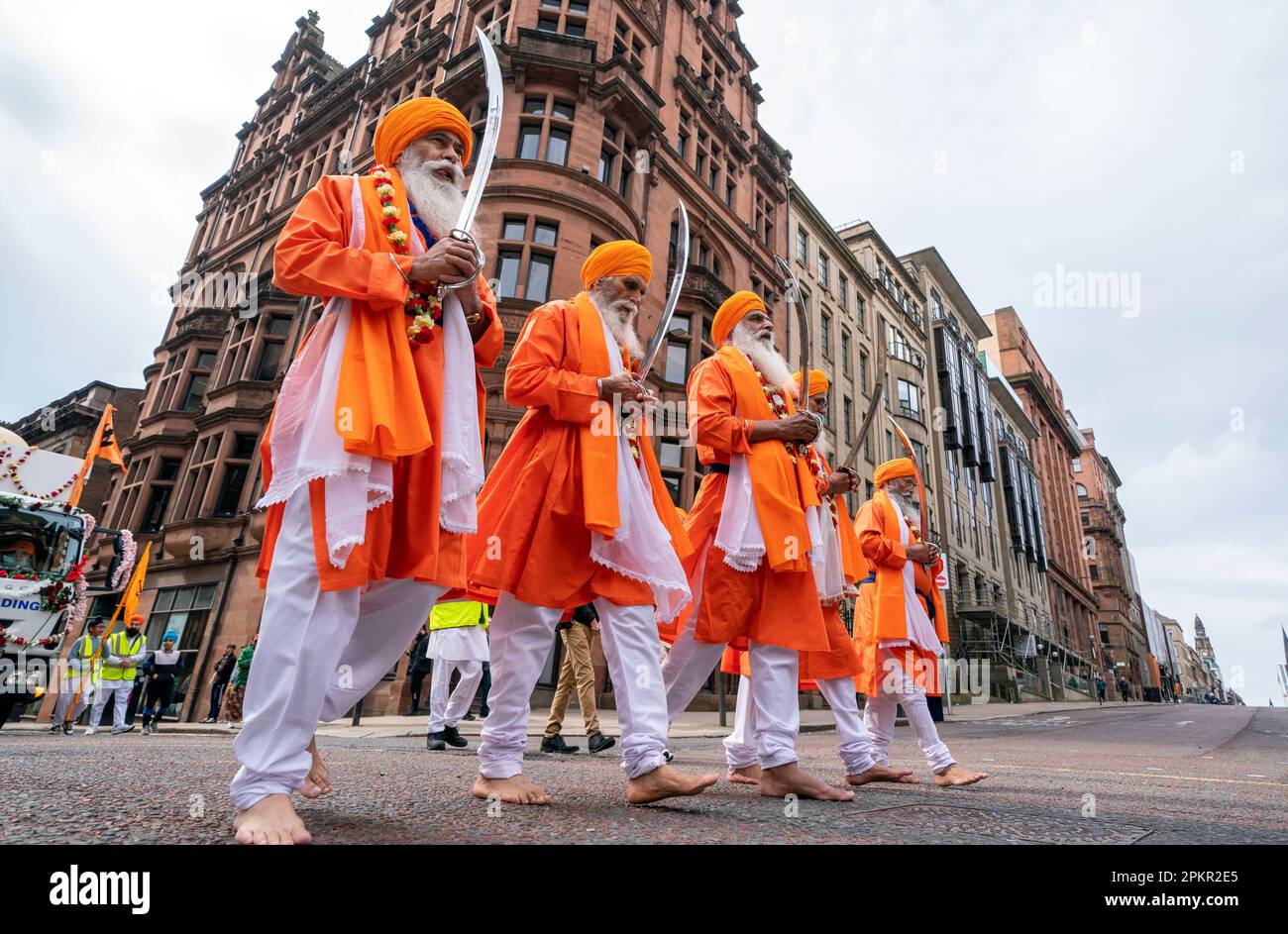 Die Menschen gehen entlang der Hope Street, während sie an der ...
