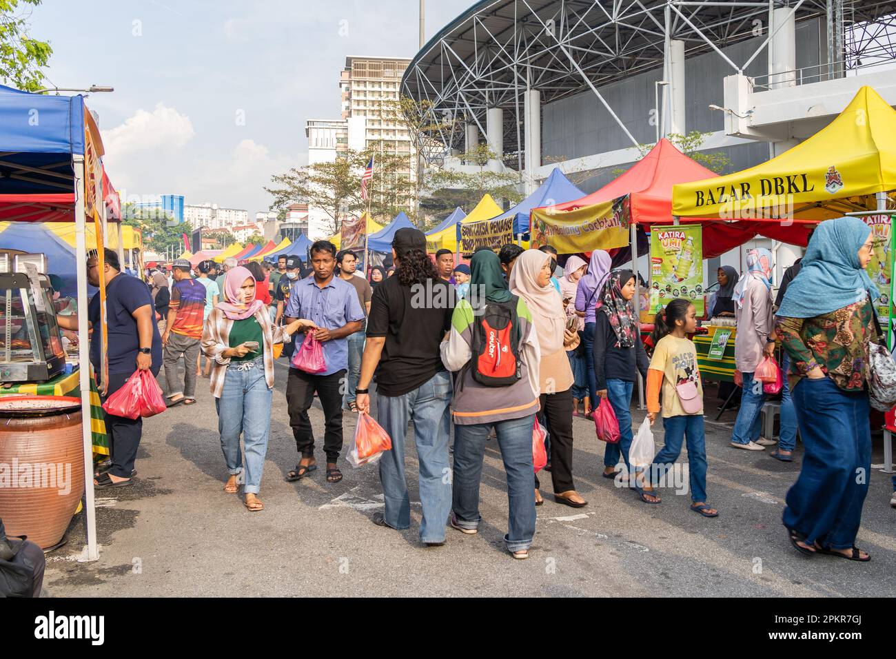 Kuala Lumpur, Malaysia - April 9,2023 : Menschen, die beim Erkunden und ...