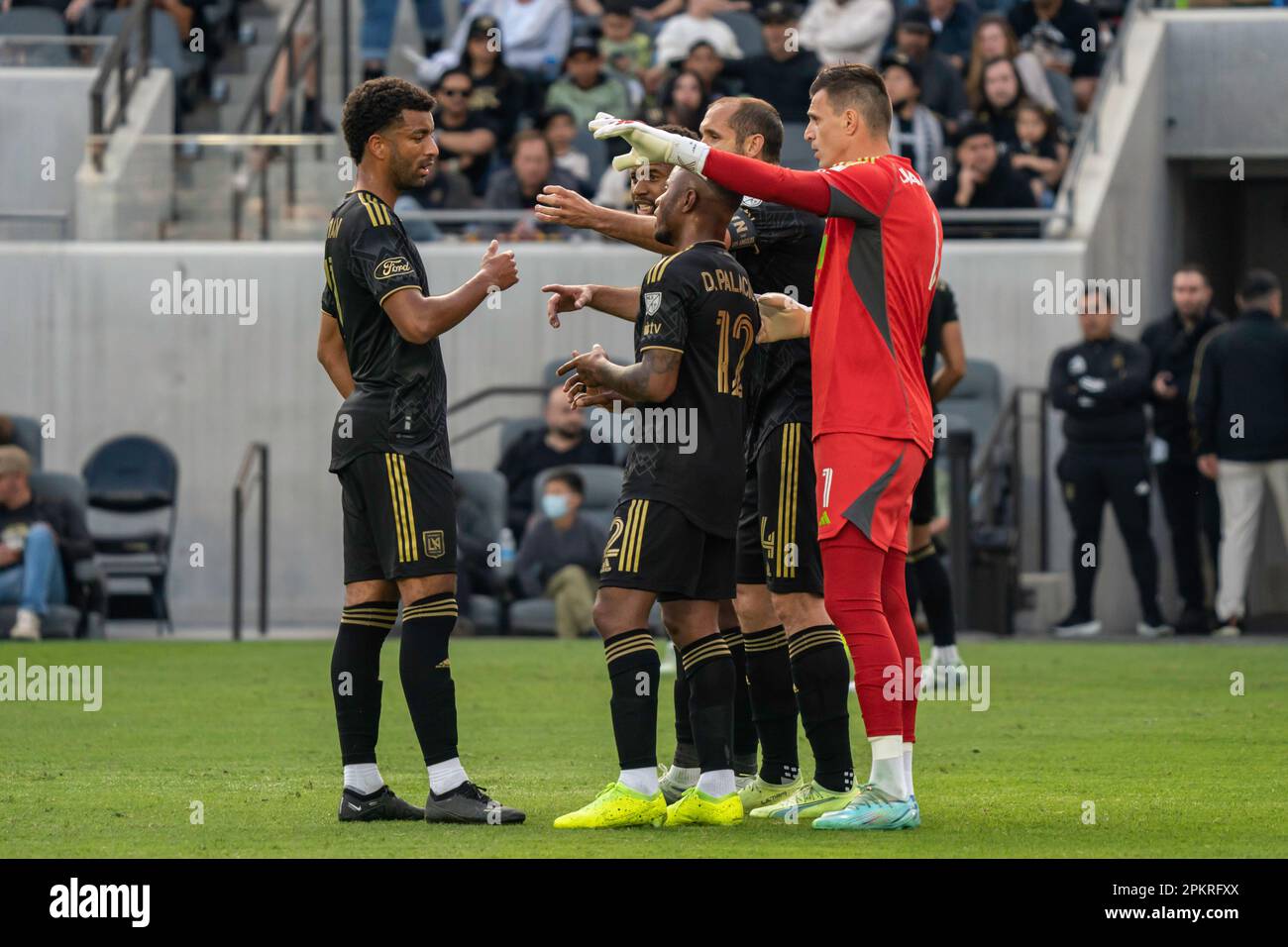 Der LAFC-Mittelfeldspieler Timothy Tillman (11) spricht während eines ...