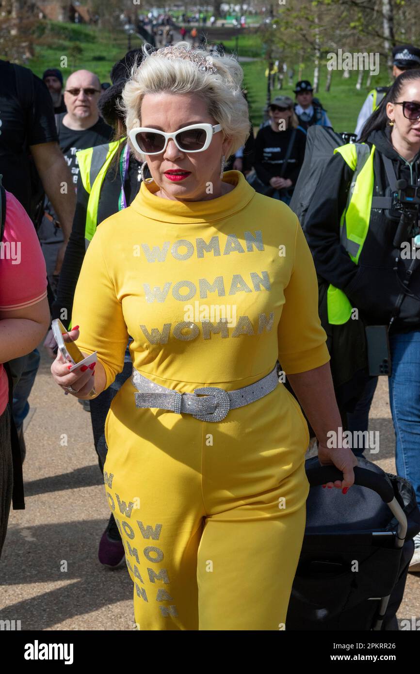 Kellie-Jay Keen-Minshull (gelber Overall), auch bekannt als Kellie-Jay ...