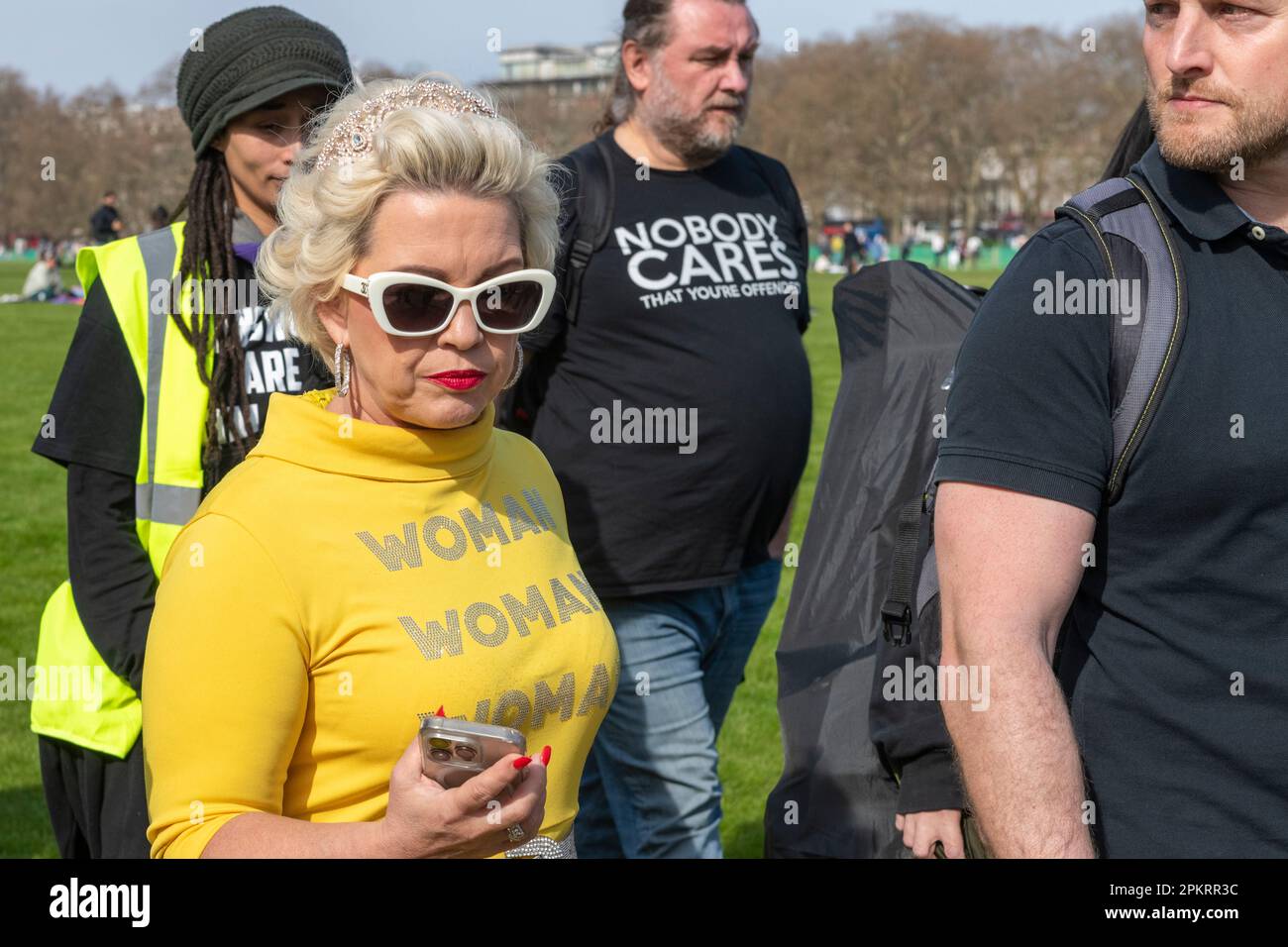 Kellie-Jay Keen-Minshull (gelber Overall), auch bekannt als Kellie-Jay ...