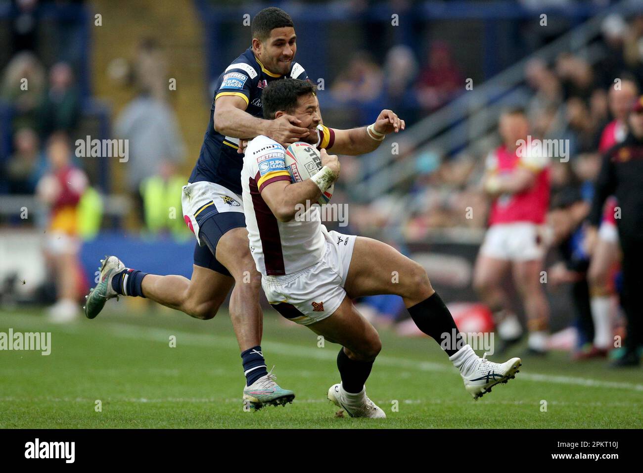Huddersfield Giants' Esan Marsters (rechts) wird während des Spiels der ...