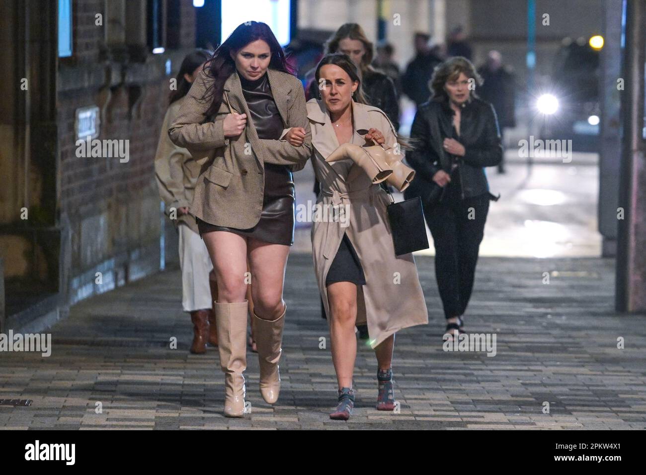 Drunk woman fallen over -Fotos und -Bildmaterial in hoher Auflösung – Alamy