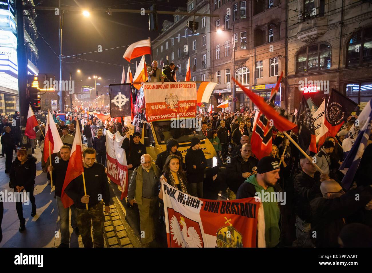 Breslau, Dolnoslaskie, Polen. 11. November 2014. Eine Autoplattform mit ...
