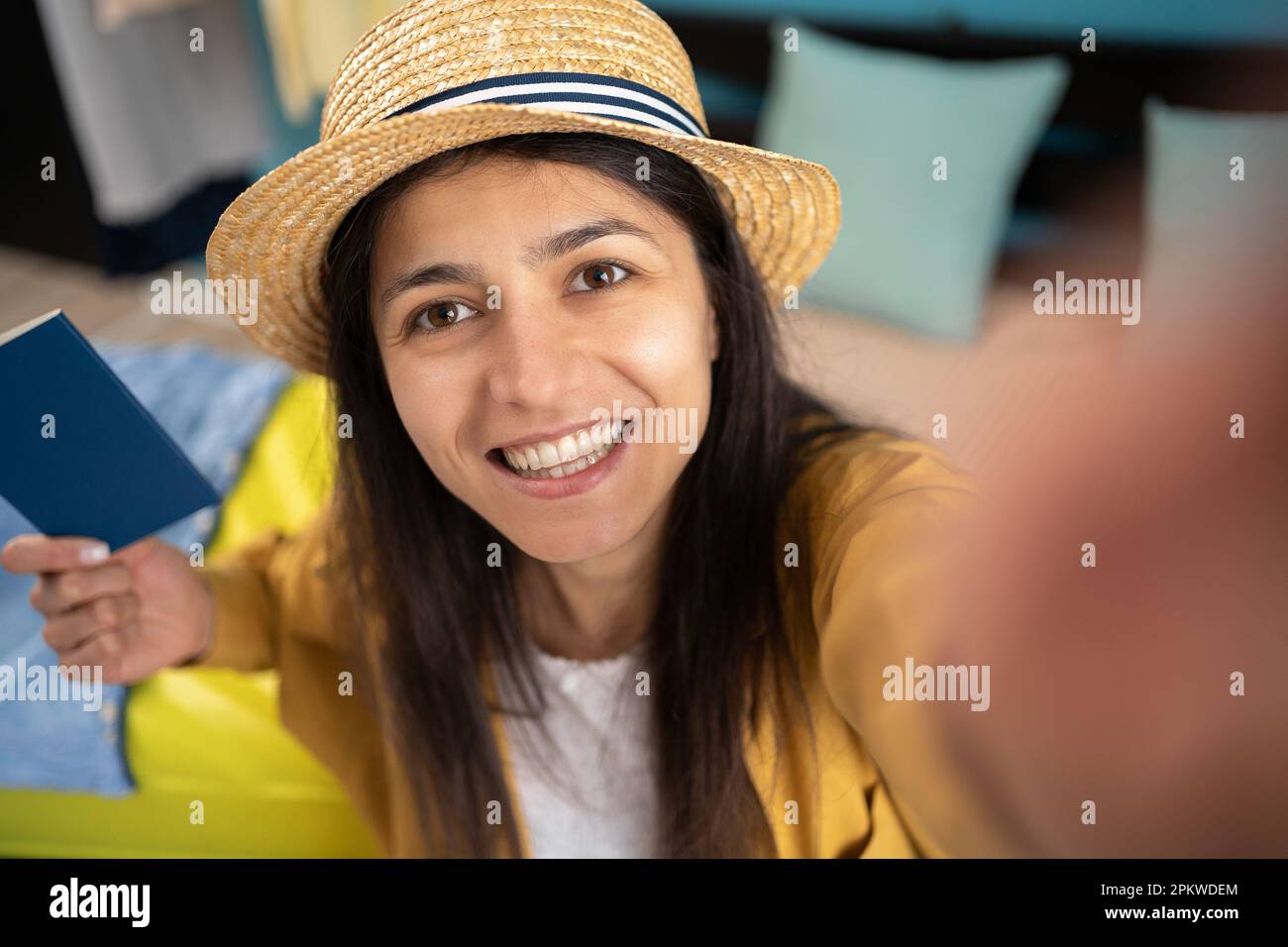 Viel Spaß beim Reisen. Wunderschöne Frau, die Selfie macht, sich für ...