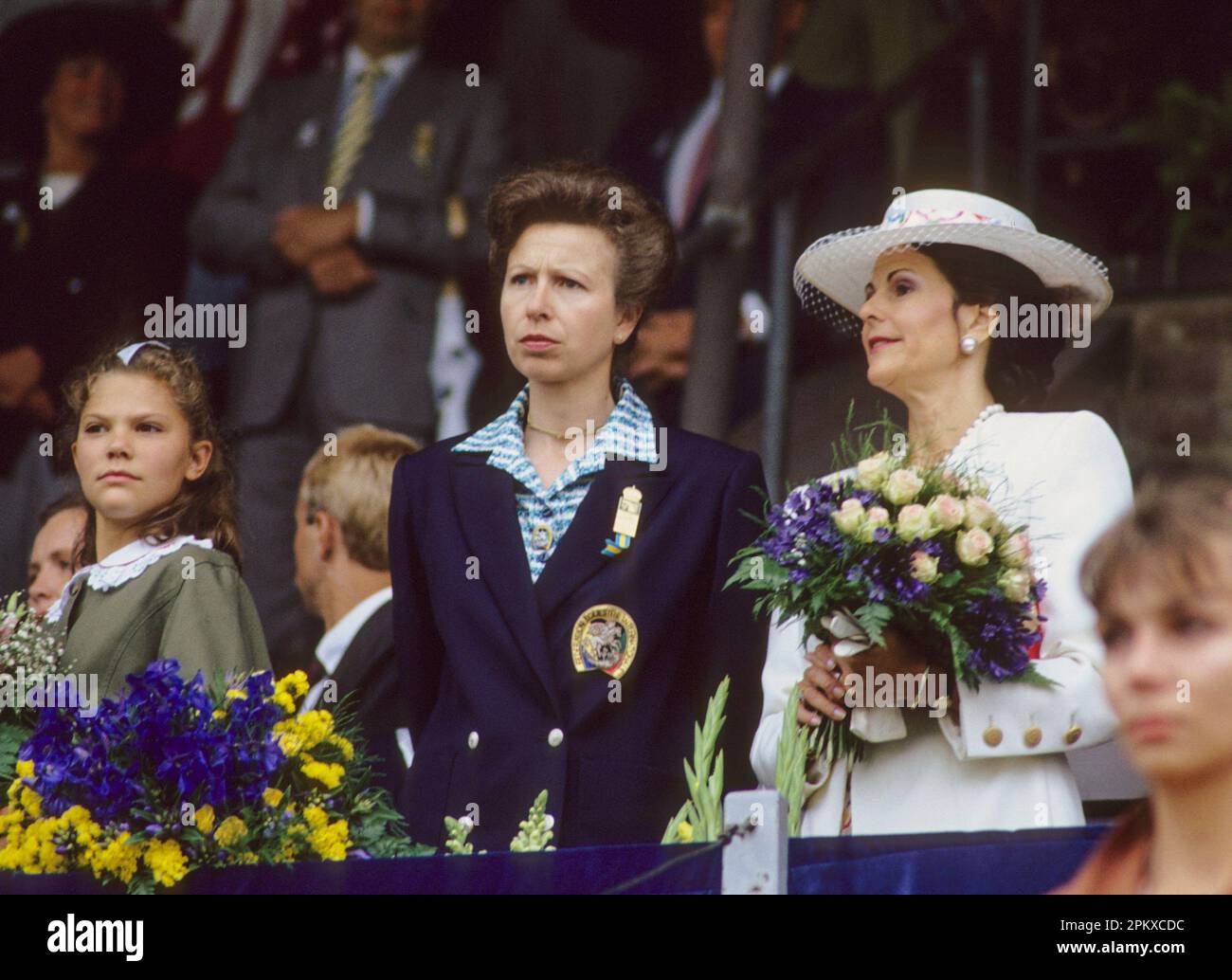 KÖNIGIN SILVIA Schweden mit der Krone Prinzessin Victoria auf den ...