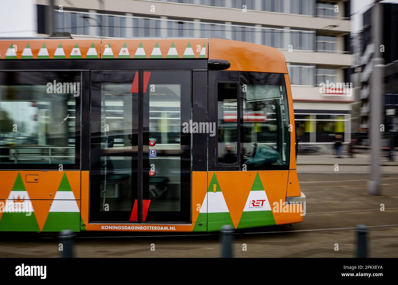 ROTTERDAM - Straßenbahn zum Königstag durch die Stadt. Die königliche ... ROTTERDAM - Straßenbahn zum Königstag durch die Stadt. Die königliche ...