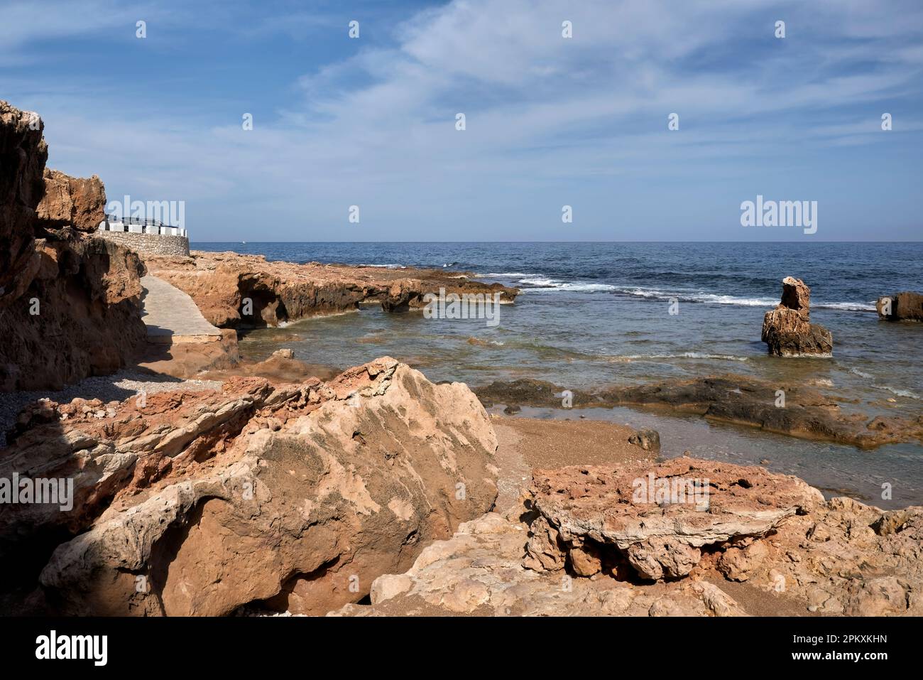 Kleine und steile Cala Las Rotas, beliebt zum Baden und Schnorcheln ...