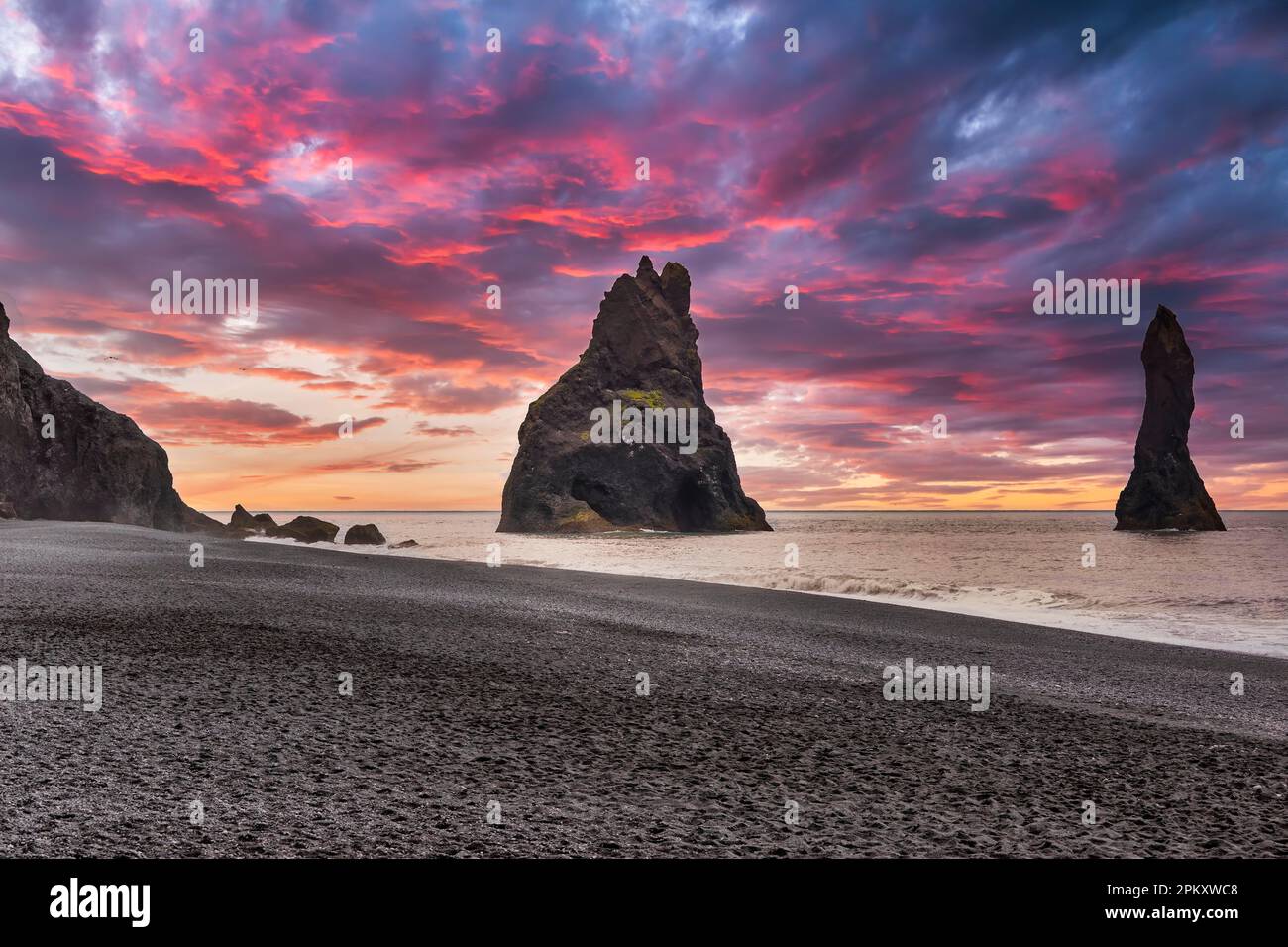 Reynisdrangar sind Basaltstümpfe unter dem Berg Reynisfjall in der Nähe ...